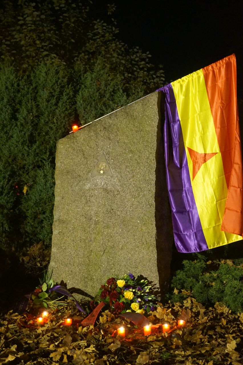 Wir sind, was wir erinnern! – Kundgebung am Gedenkstein der ...